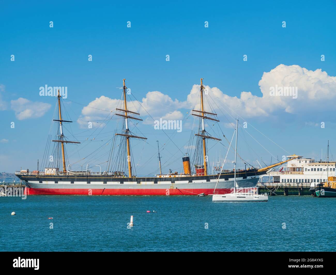 Red vessel ship hi-res stock photography and images - Alamy