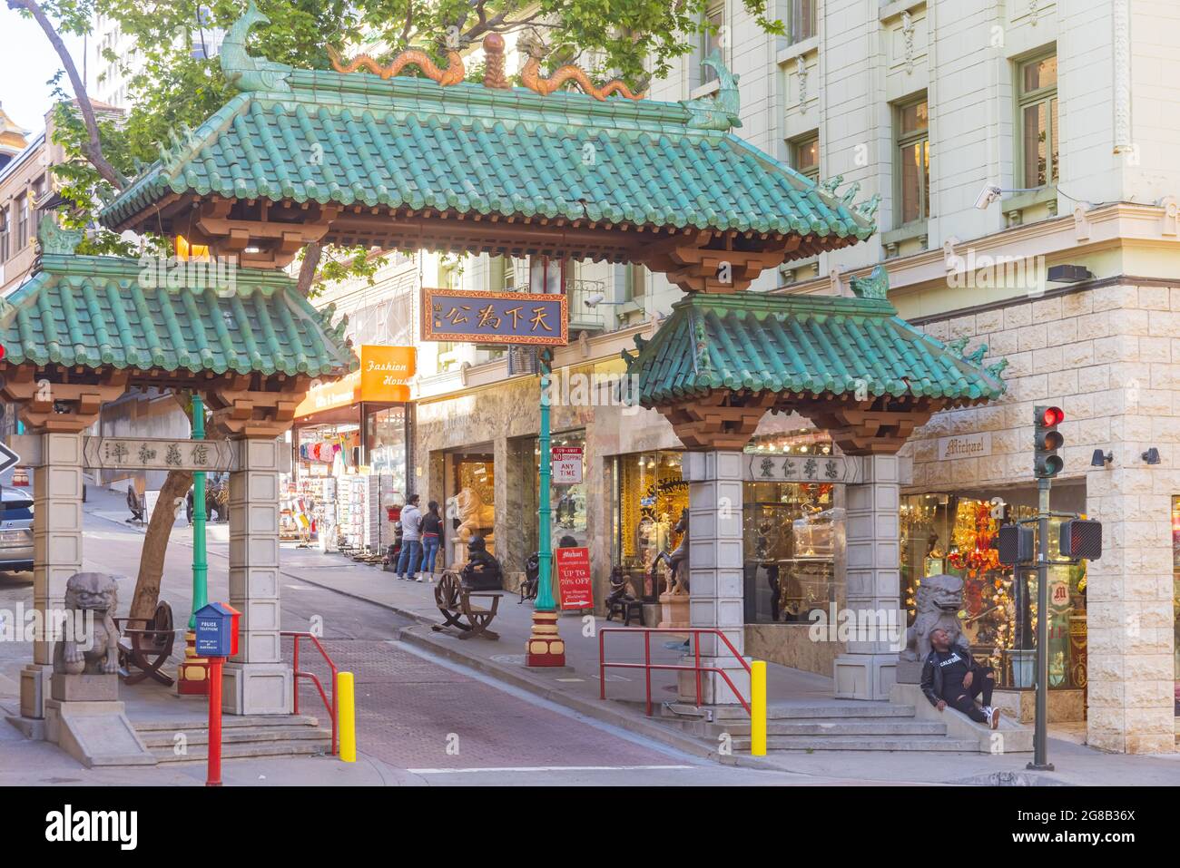 San francisco chinatown dragons gate hi-res stock photography and ...