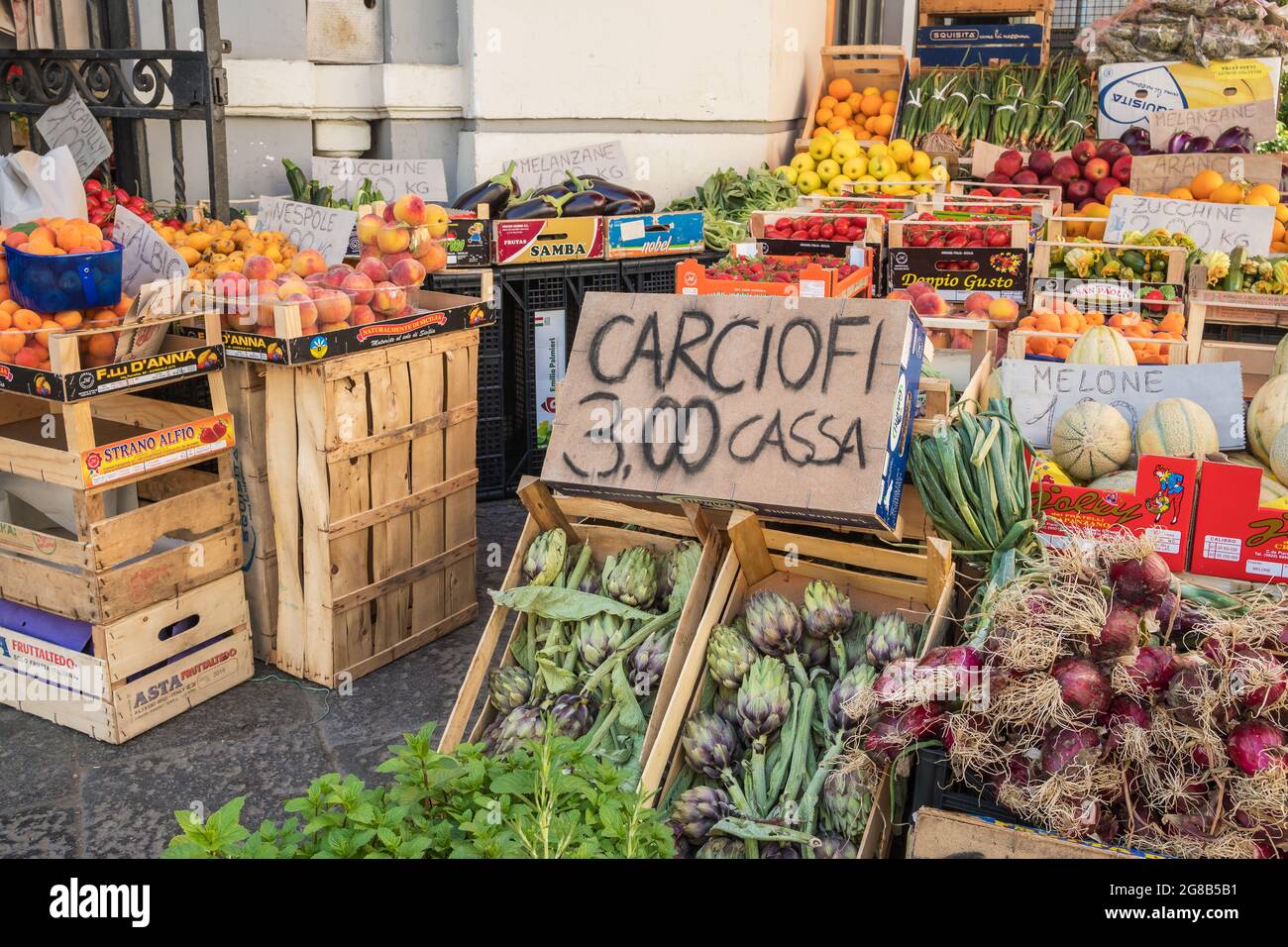 Sicilian fruit and vegetable market hi-res stock photography and images ...