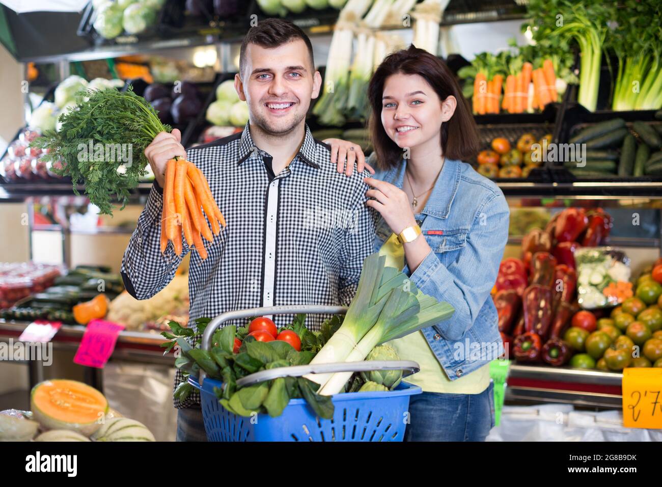 Couple choosing vegetables Stock Photo - Alamy