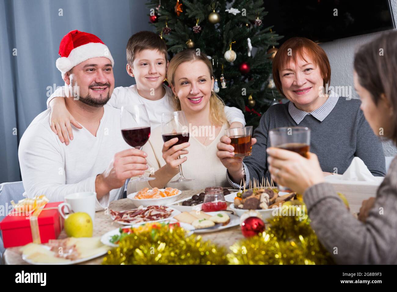 Family at dining table for Christmas dinner Stock Photo - Alamy
