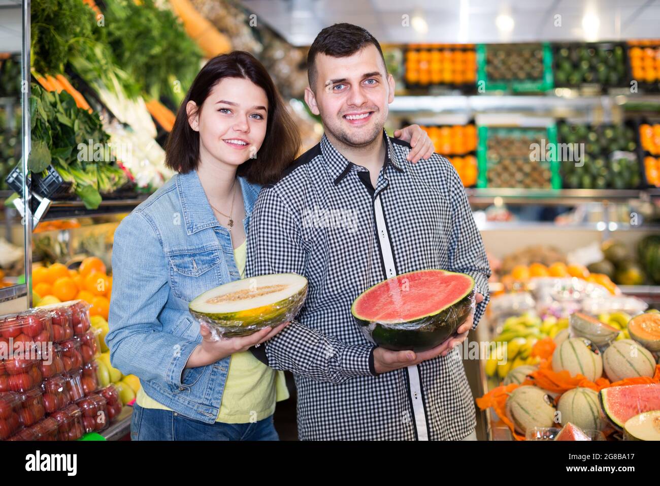 Couple choosing fruit Stock Photo - Alamy