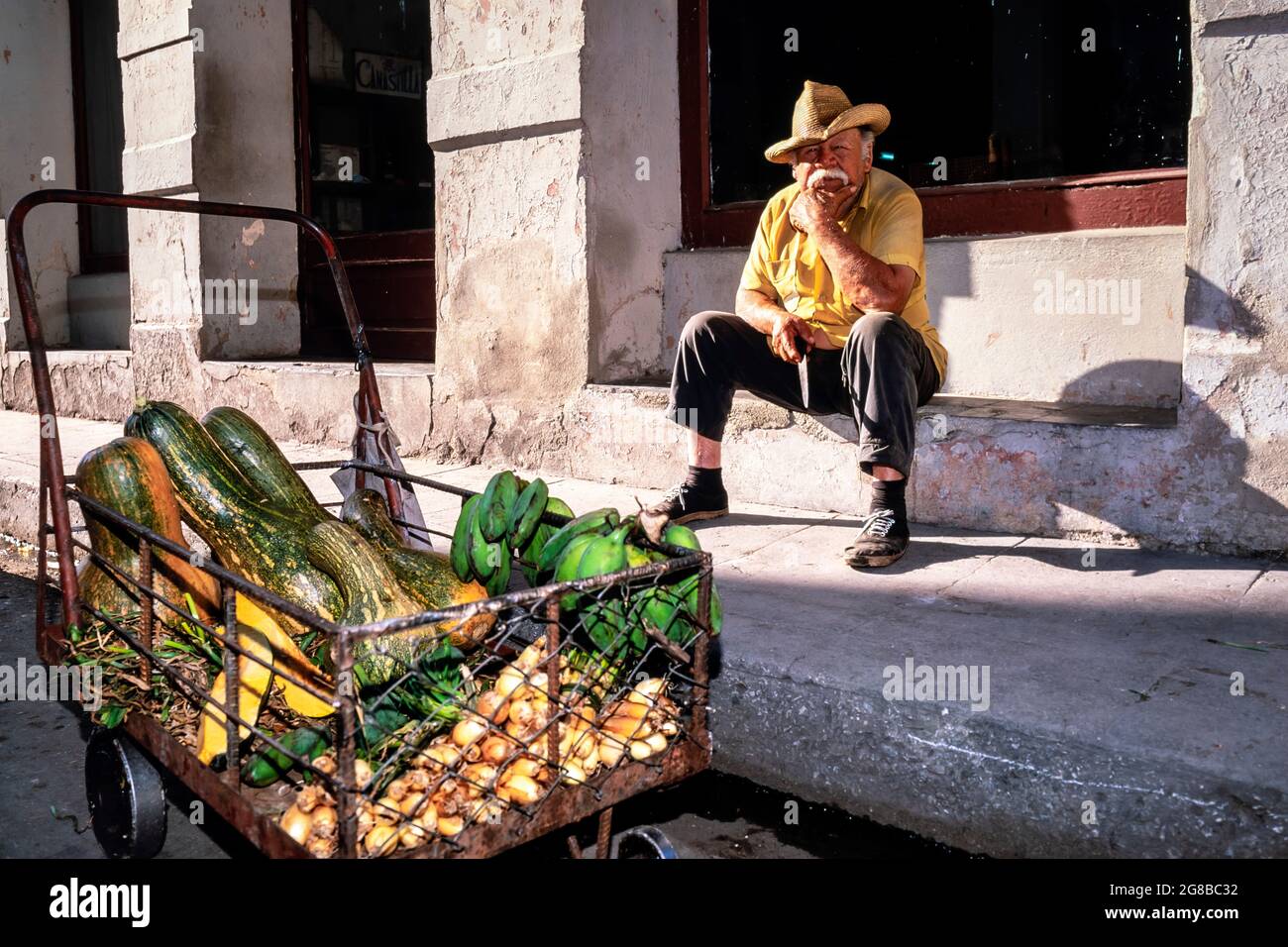 Cuban man at work hi-res stock photography and images - Alamy
