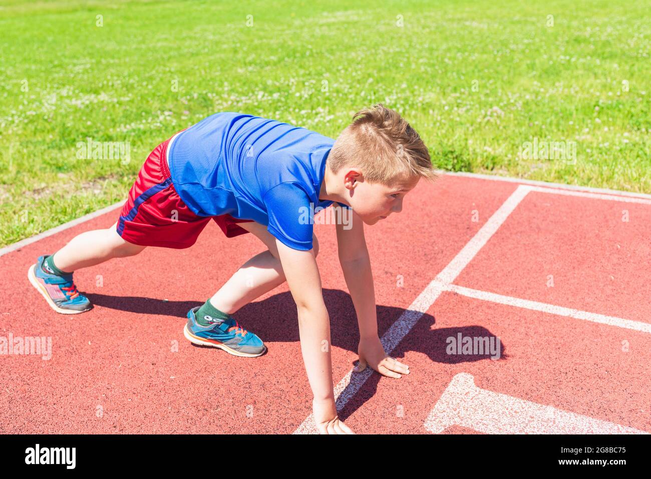 Young child in run start position hi-res stock photography and images ...