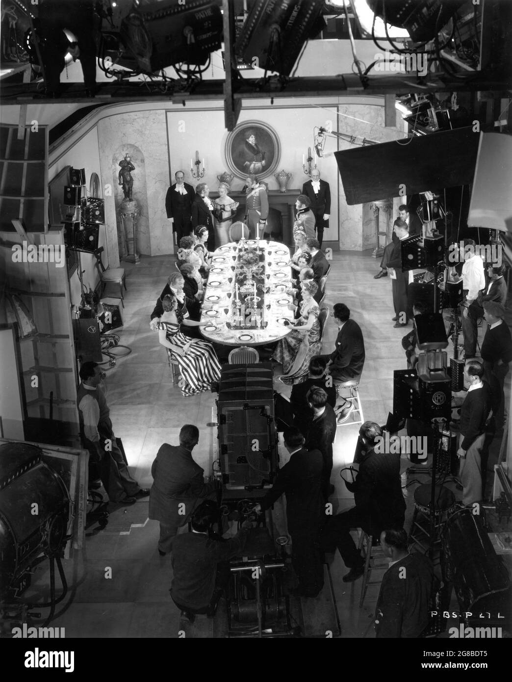 Sir CEDRIC HARDWICKE MIRIAM HOPKINS and ALAN MOWBRAY with Extras on set ...