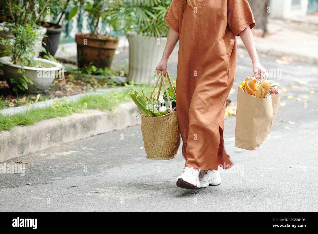 Carrying heavy groceries hi-res stock photography and images - Alamy