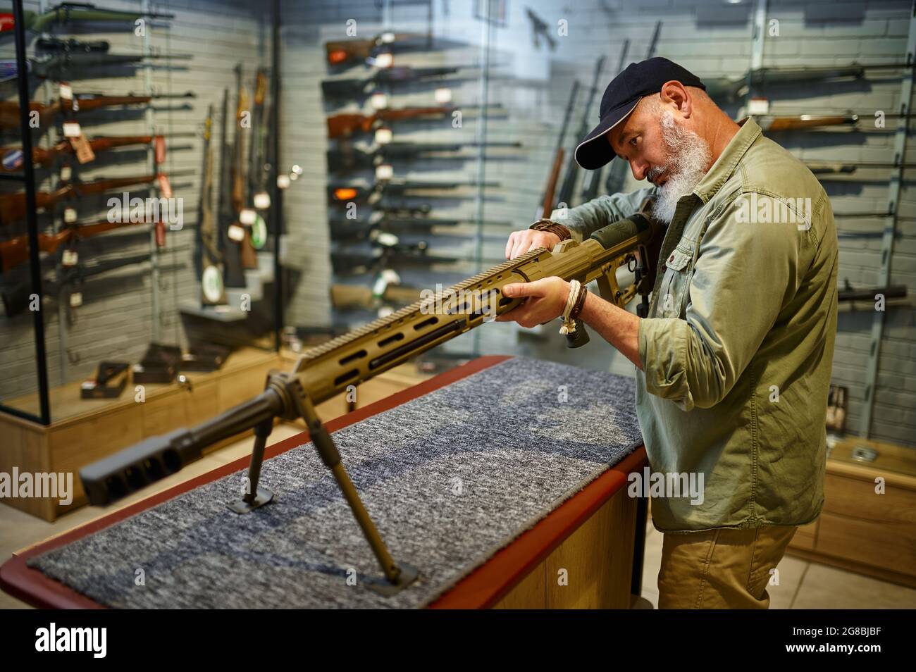 Reload rifle hi-res stock photography and images - Alamy