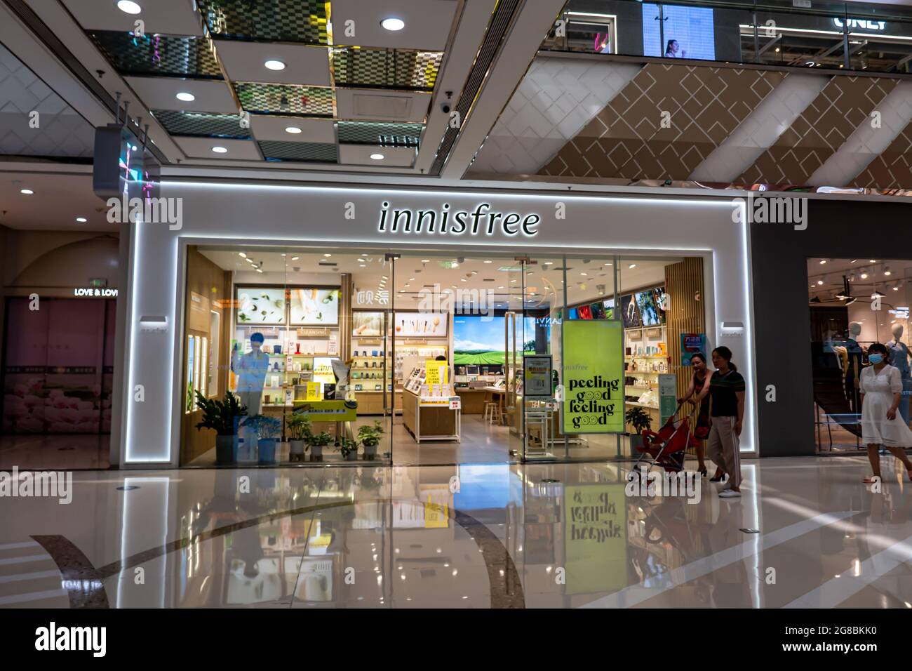 Chinese store fronts hi-res stock photography and images - Alamy