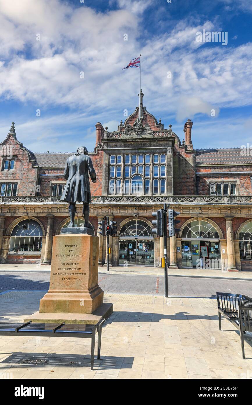 Stoke on Trent Railway station, with a Statue of Josiah Wedgwood in ...