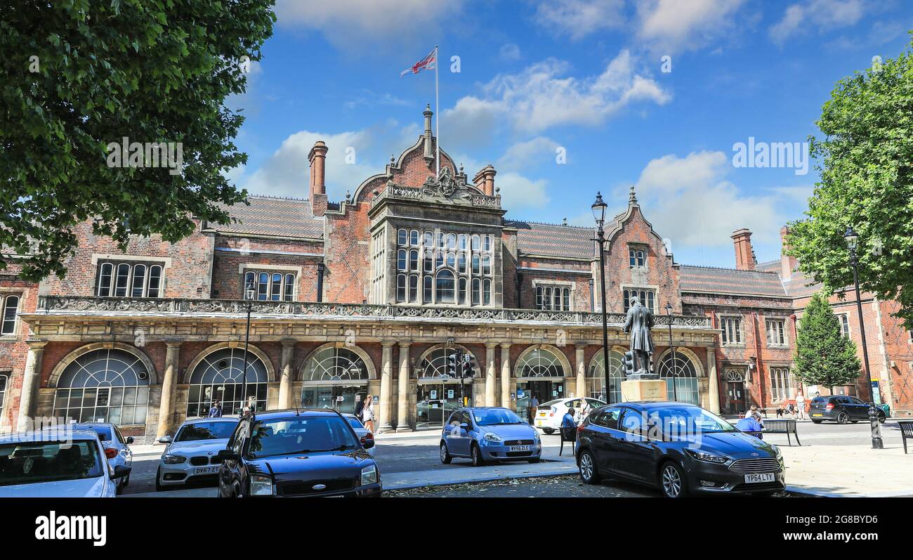 Stoke on Trent Railway station, with a Statue of Josiah Wedgwood in ...