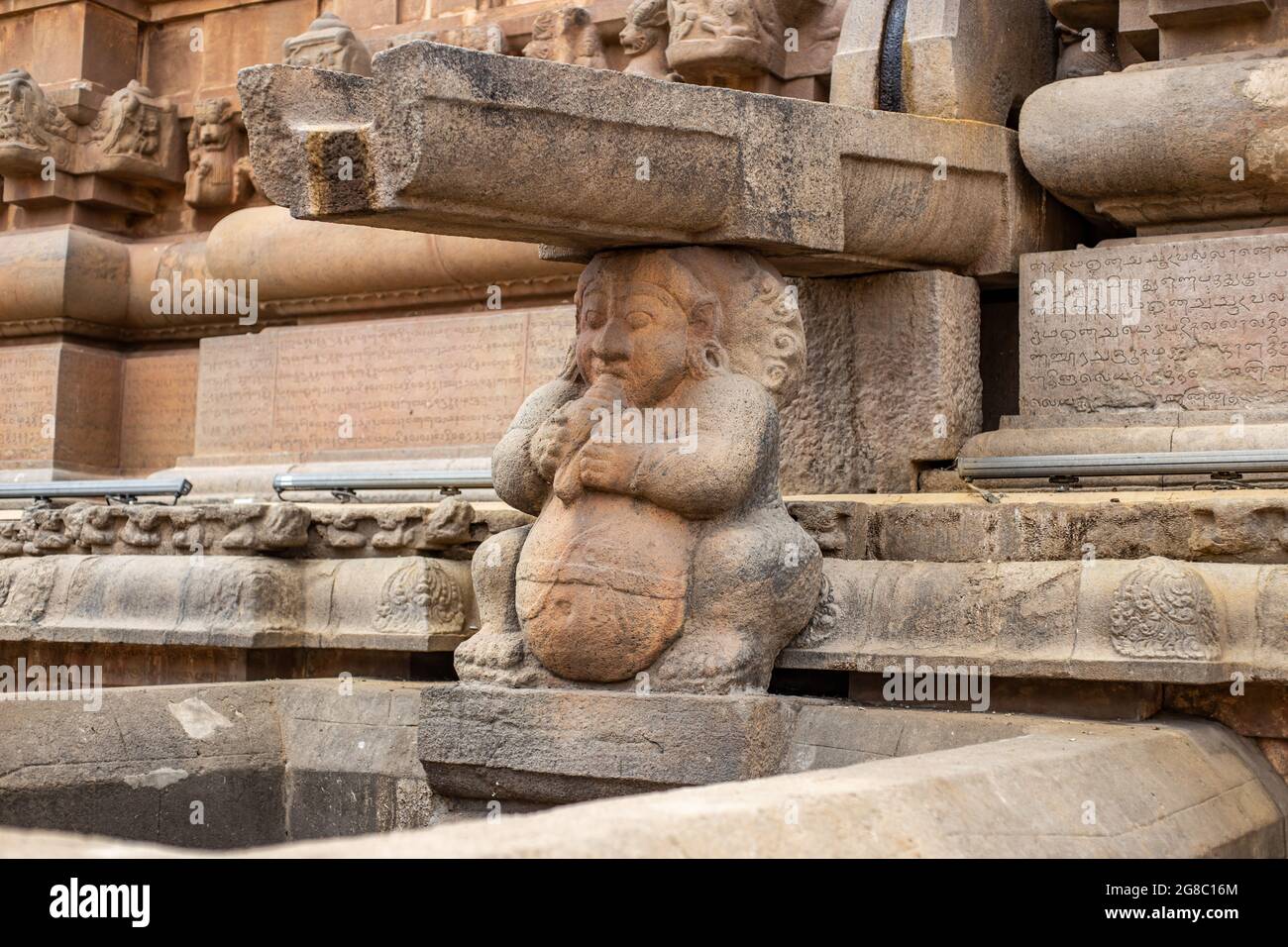 Bhagiratha blowing conch shell at Thanjavur Brihadeeswara Temple ...