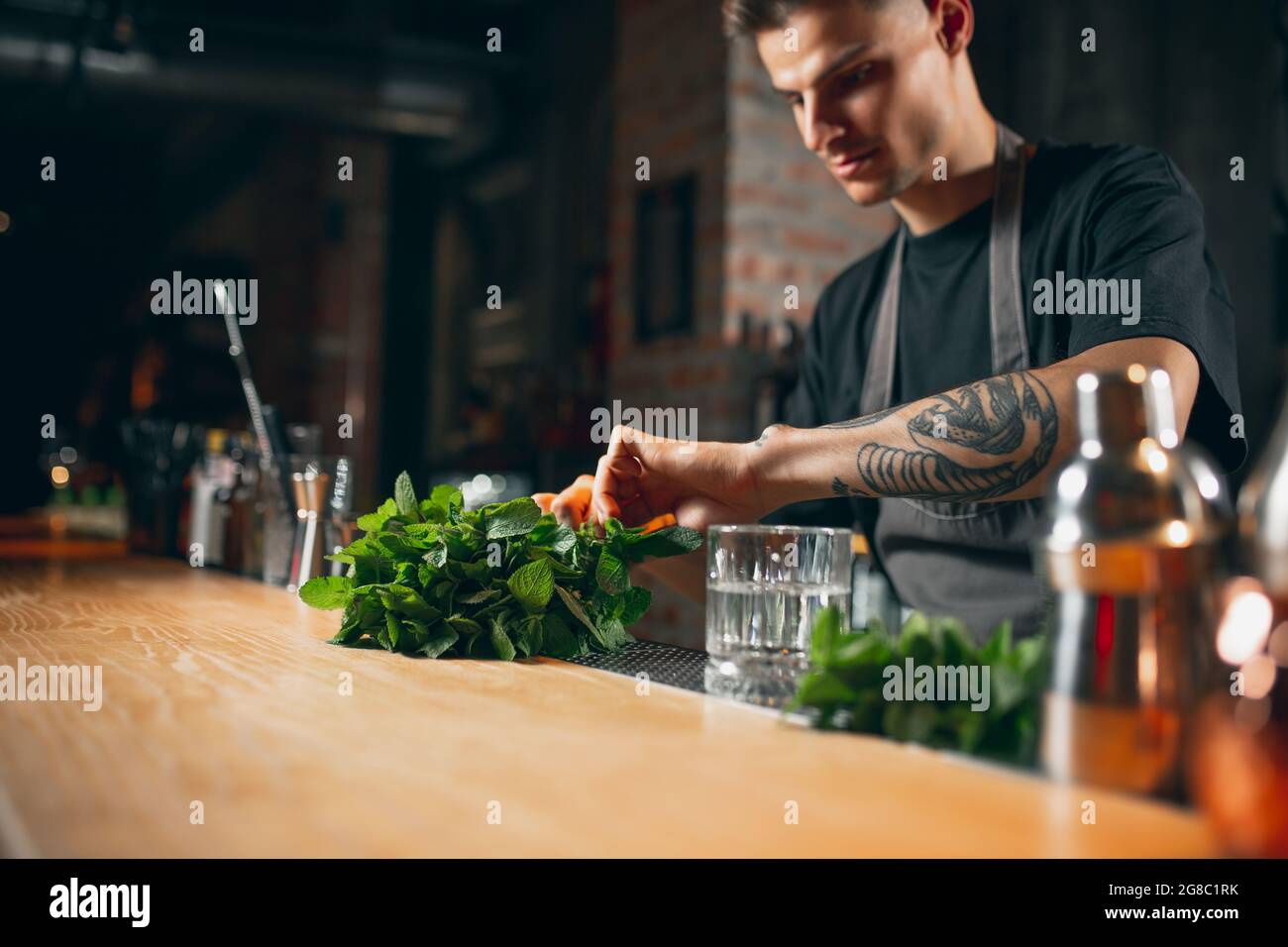 Bartender behind the bar preparing cocktails hi-res stock photography ...