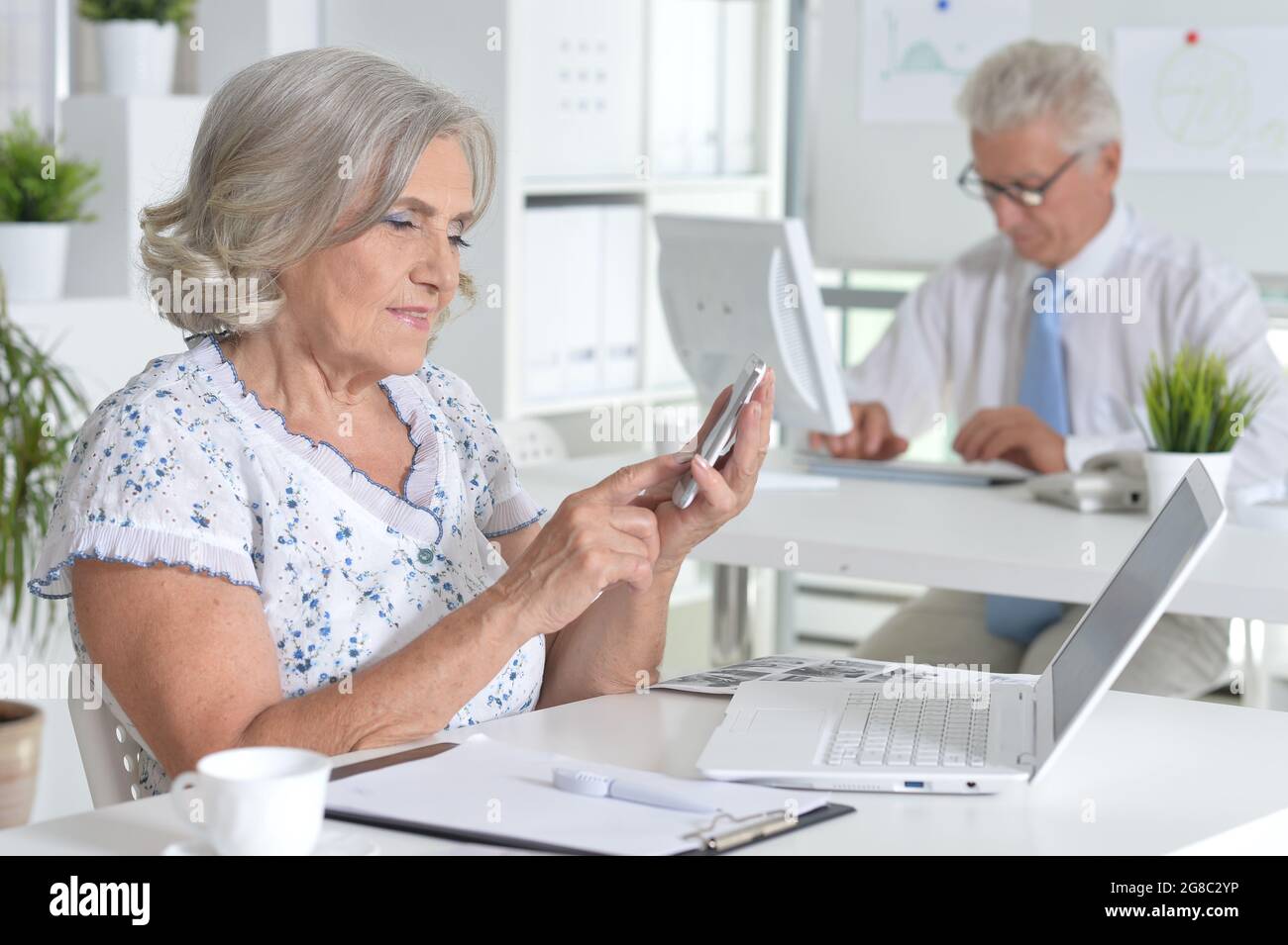 Portrait senior couple working hi-res stock photography and images - Alamy