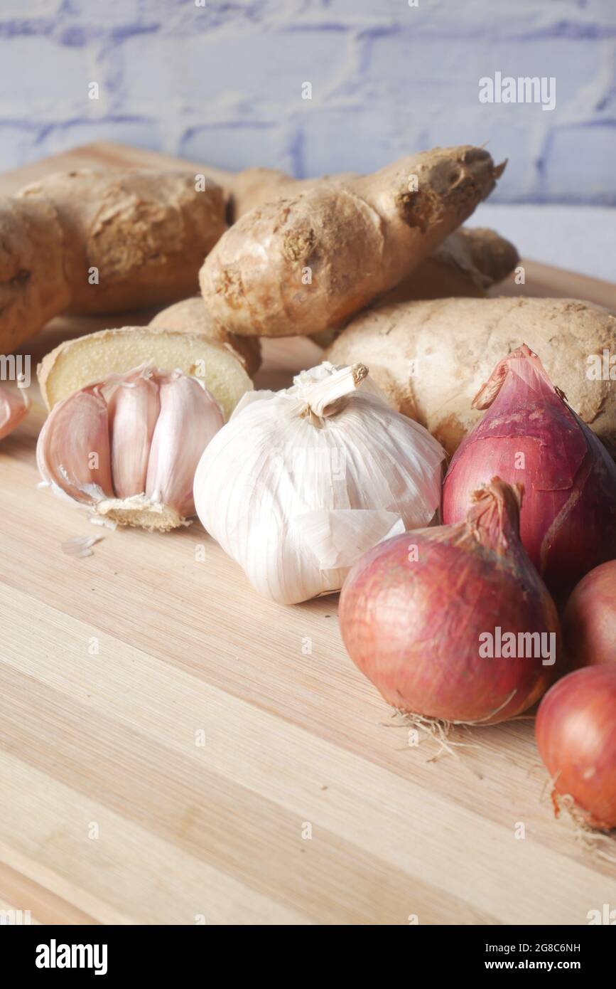 ginger and garlic on chopping board, top view Stock Photo - Alamy