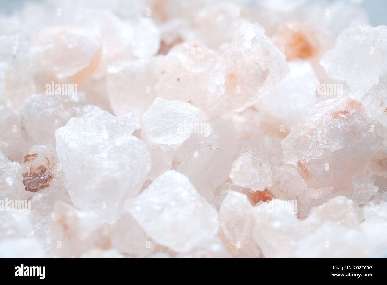 close up of pink rock salt in a bowl on table Stock Photo - Alamy