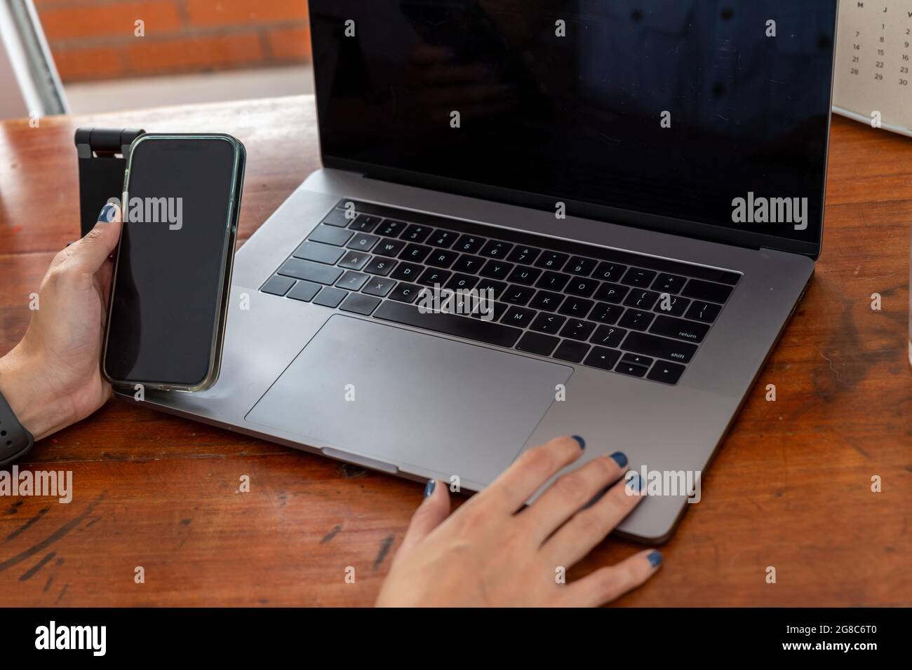 Computer phone hand table hi-res stock photography and images - Alamy