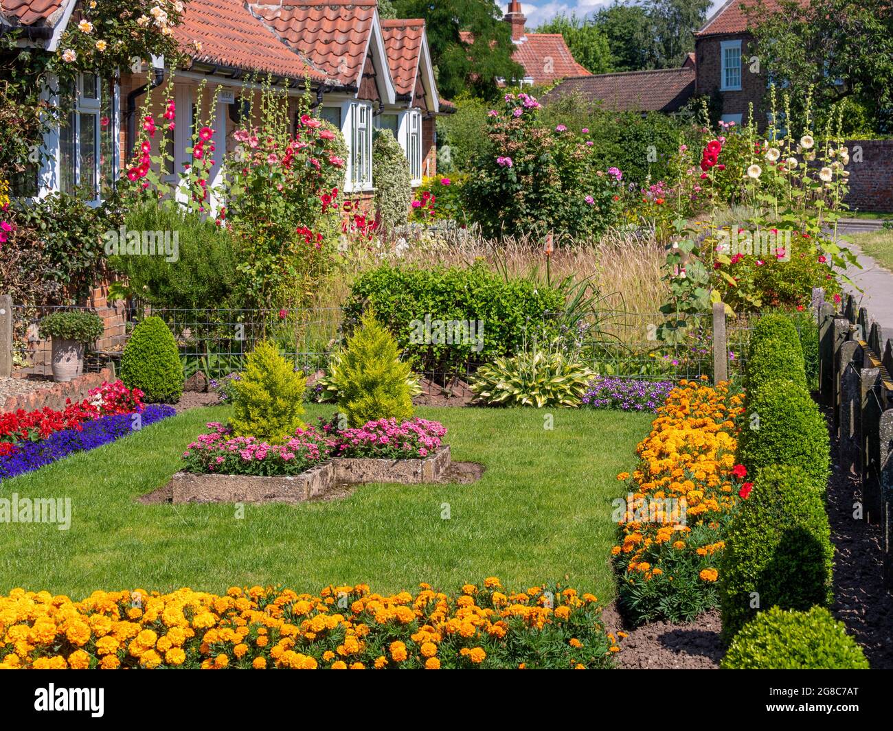 Traditional english housing hi-res stock photography and images - Alamy