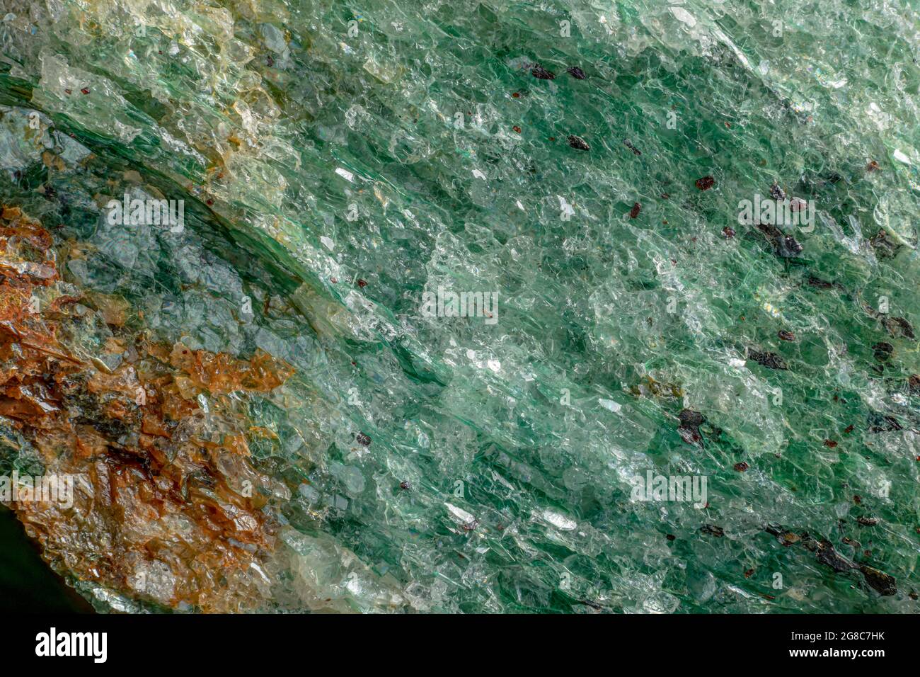 Mineral fuchsite. A structure of a rock on fracture close-up Stock ...