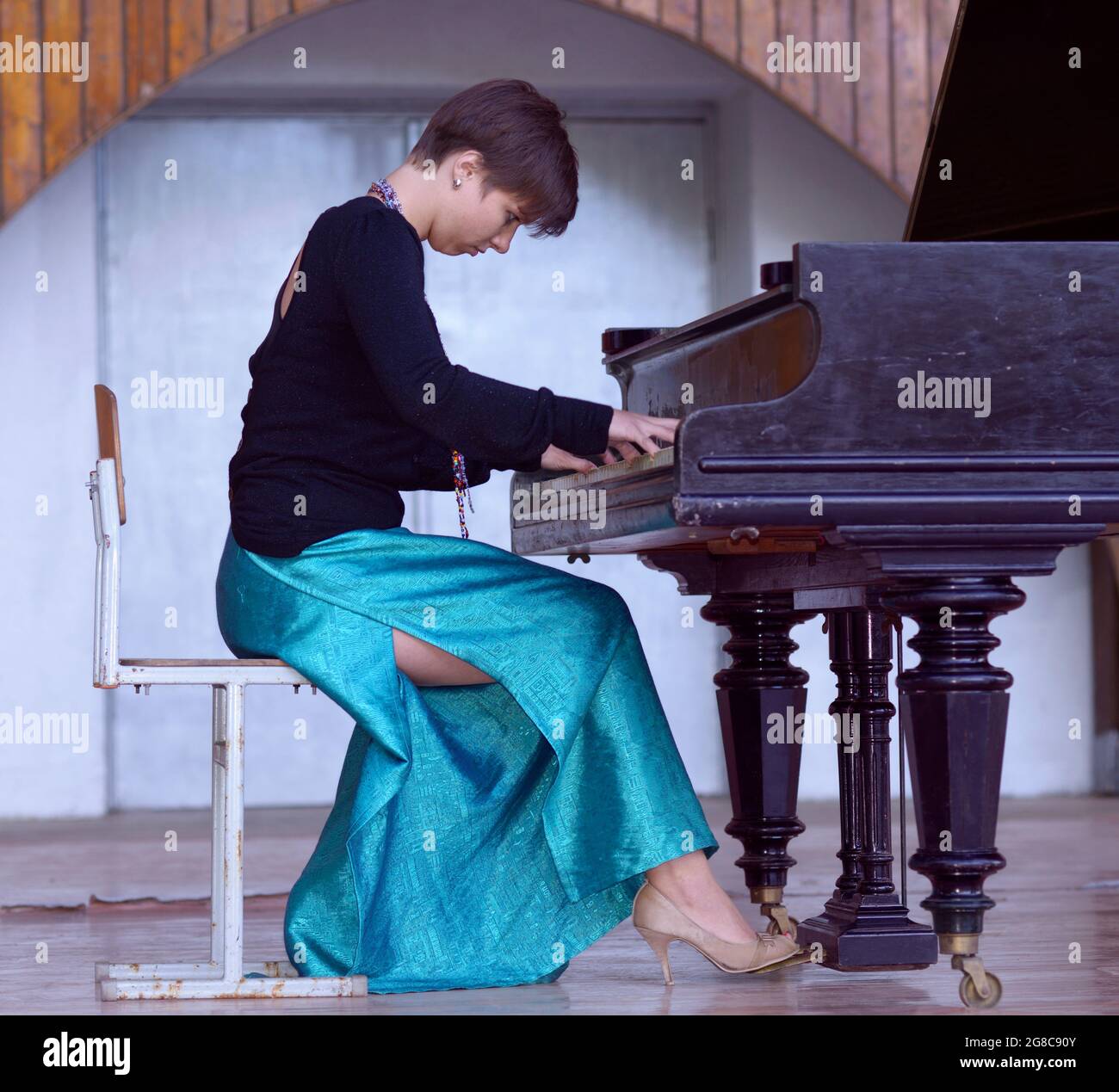 Grand piano on stage hi-res stock photography and images - Alamy