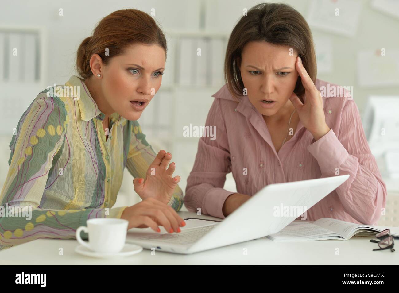 Confused businesswomen hi-res stock photography and images - Alamy