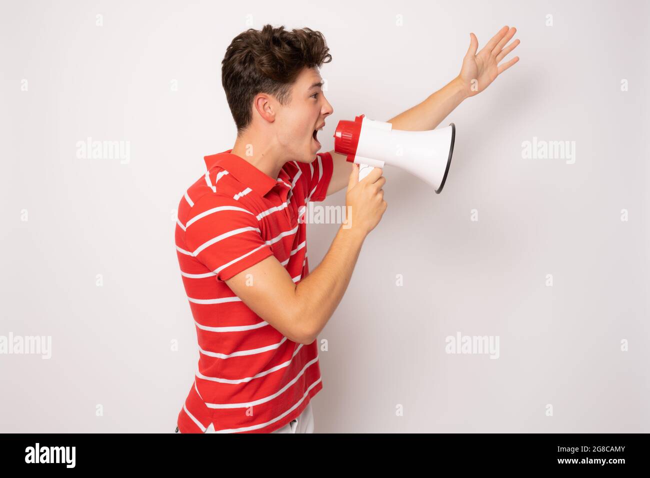 Hispanic young man shouting hi-res stock photography and images - Alamy