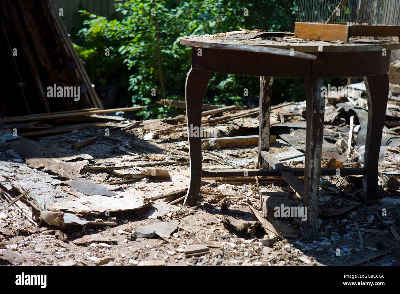 Discarded vintage table abandoned outside a ruined house Stock Photo ...