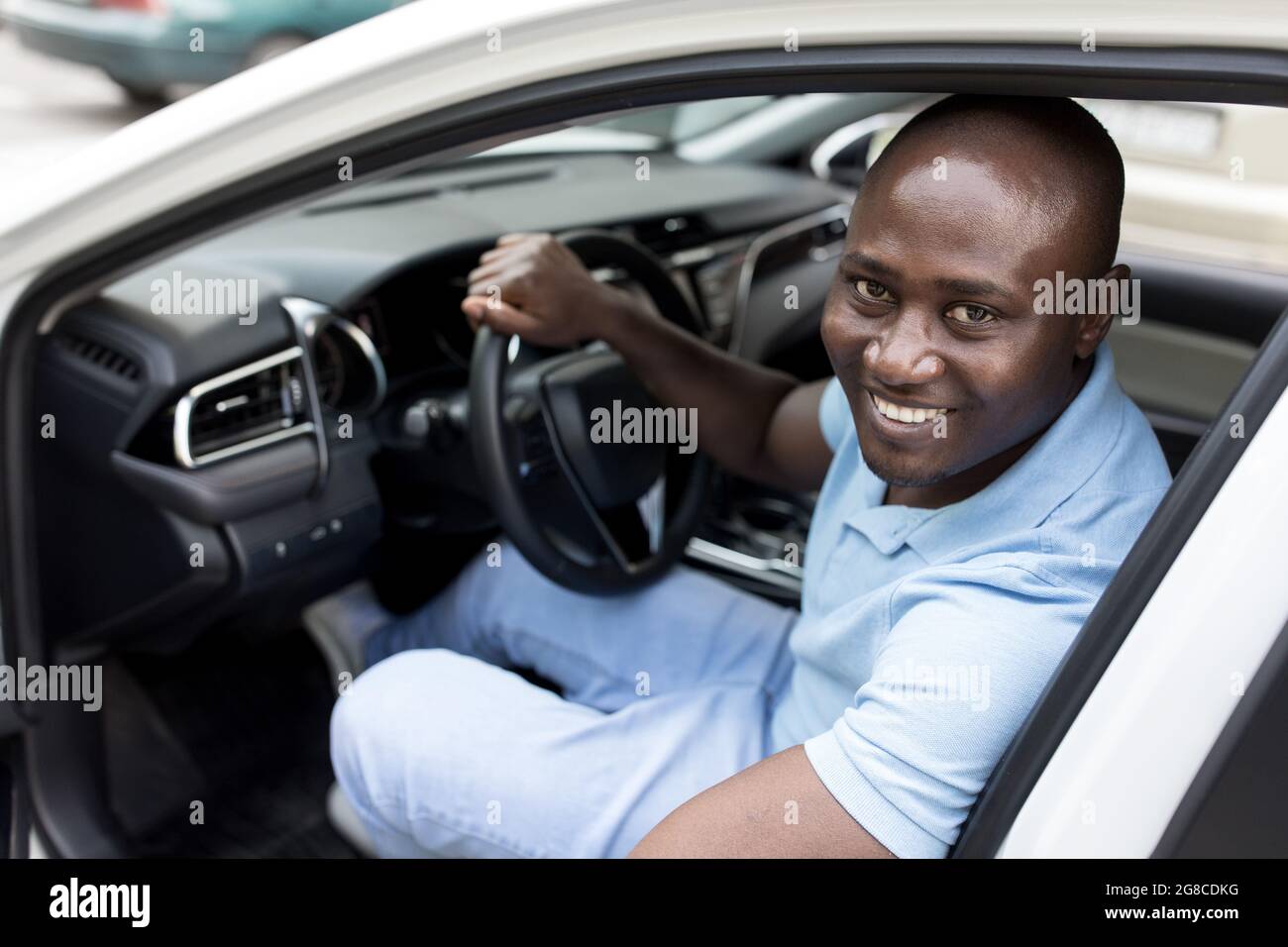 Man getting in car driving hi-res stock photography and images - Alamy