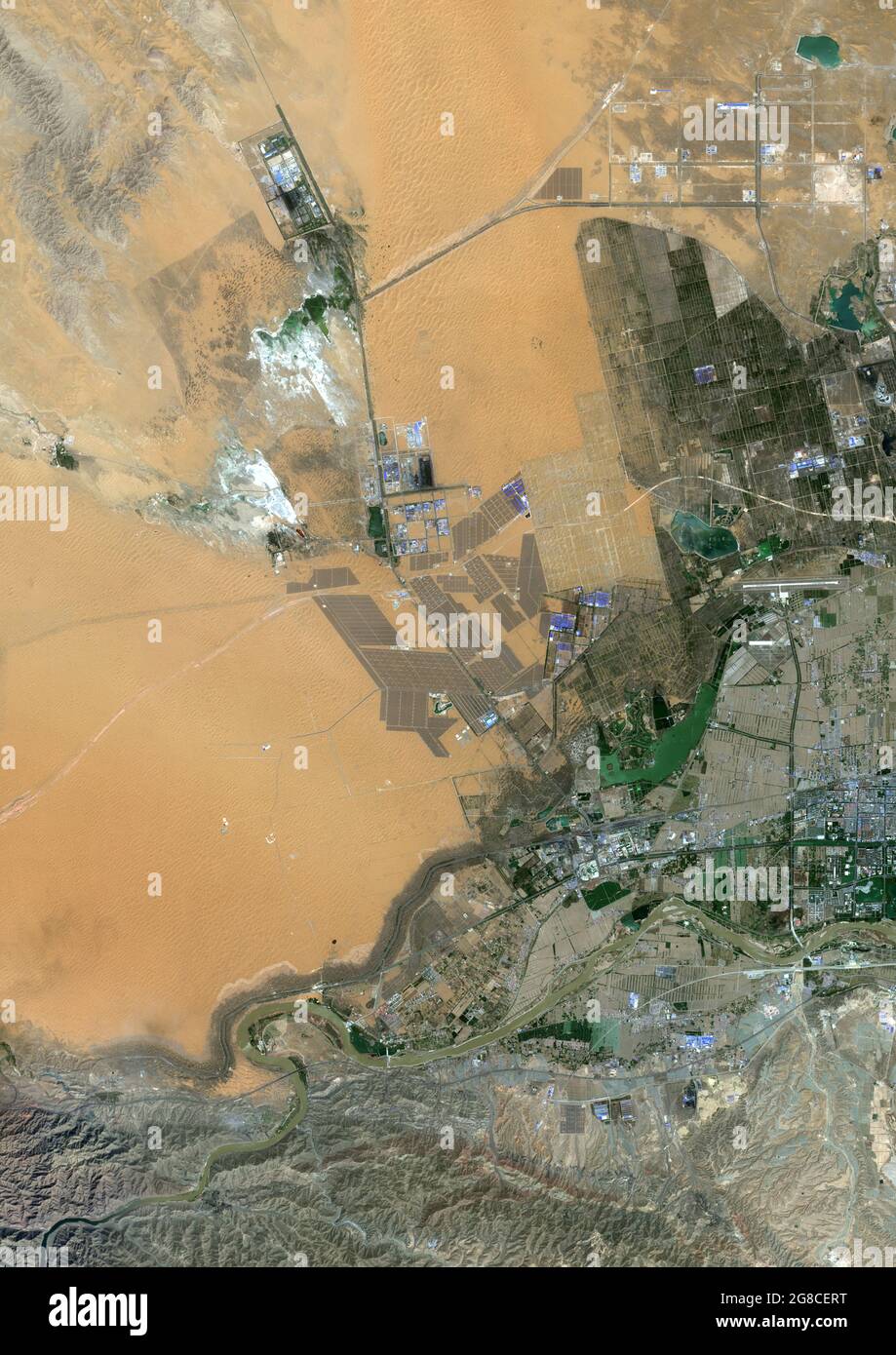 Tengger Desert Solar Park, Zhongwei, China Stock Photo - Alamy