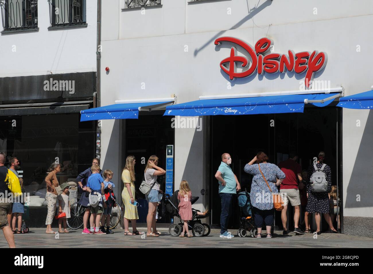 Disney store line hi-res stock photography and images - Alamy