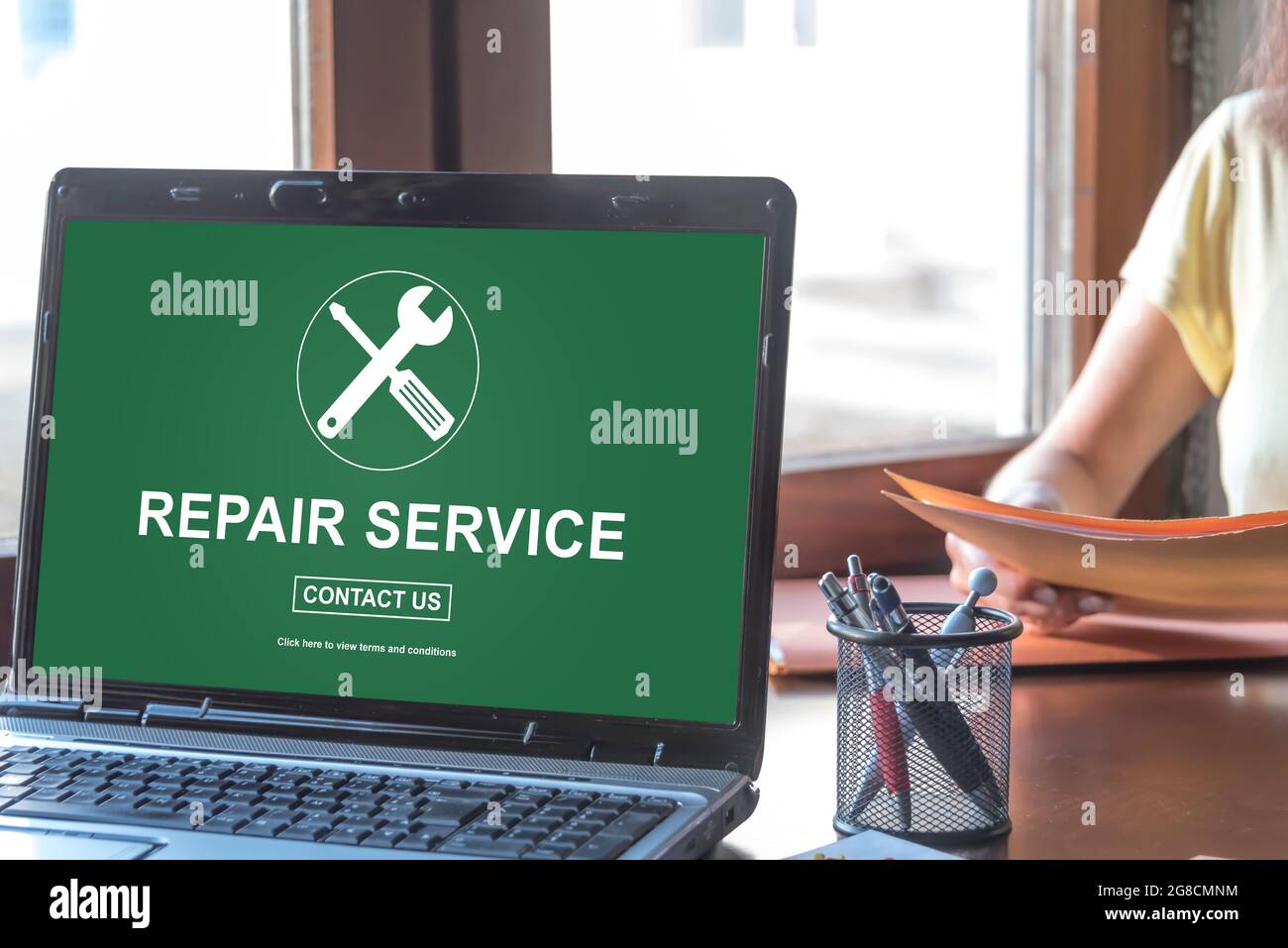Laptop screen displaying a repair service concept Stock Photo - Alamy