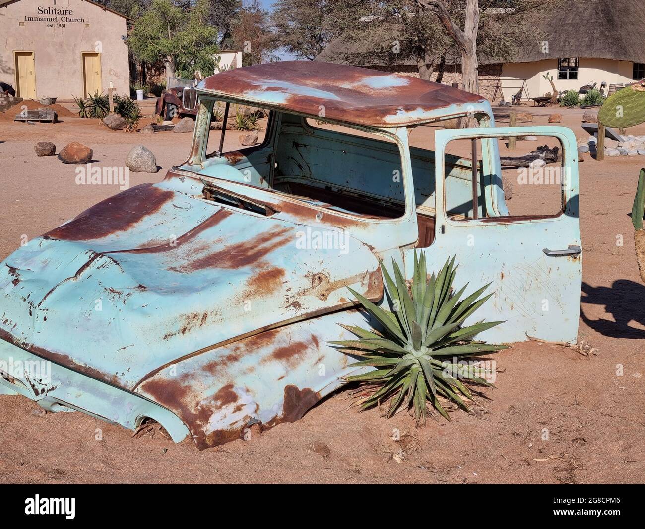 Old broken vintage car dumped in a desert Stock Photo - Alamy
