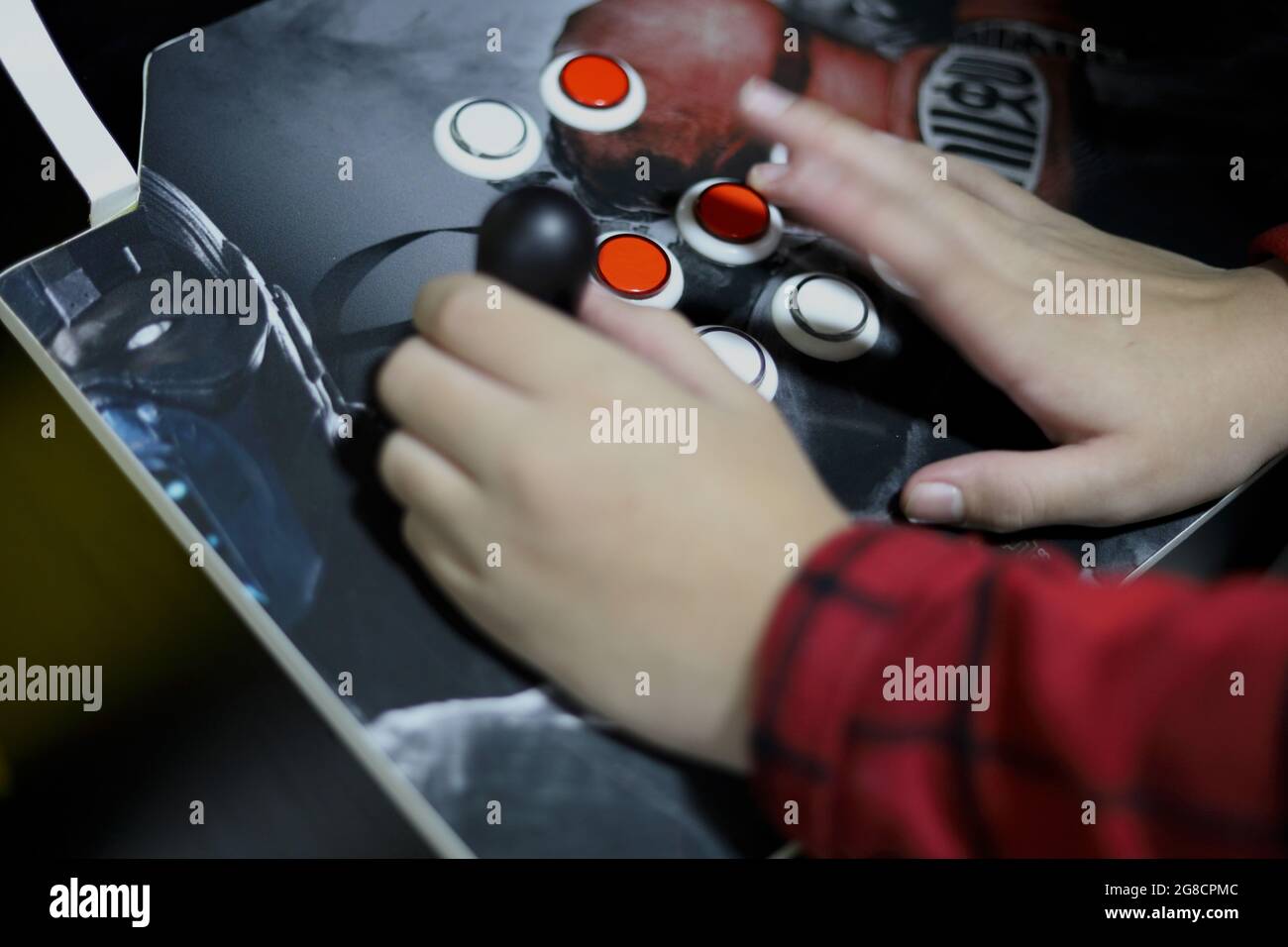 Boy playing game arcade hi-res stock photography and images - Alamy