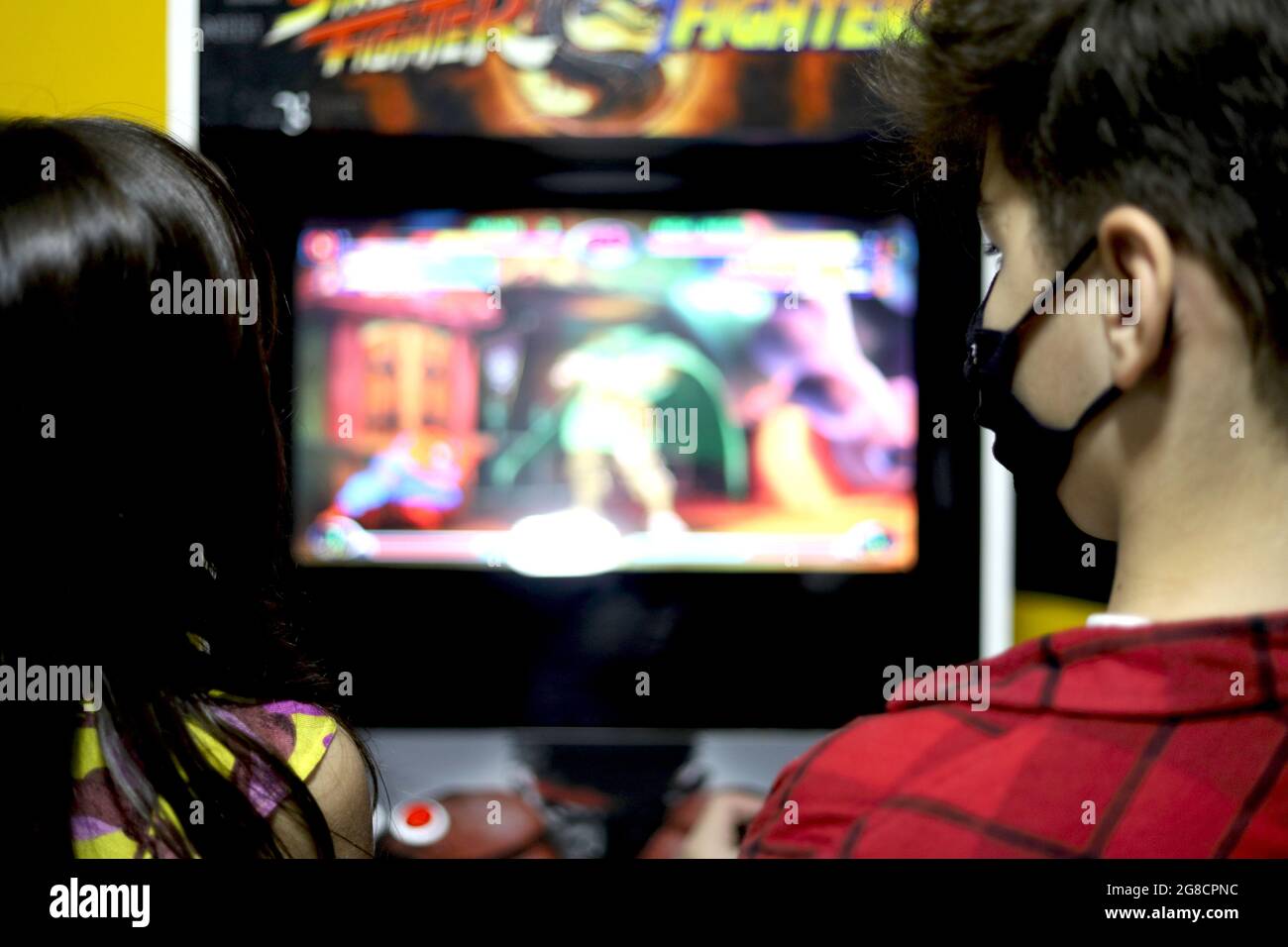 kids playing arcade Stock Photo - Alamy