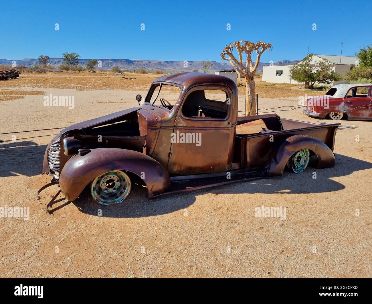 Old broken vintage car thrown in a desert Stock Photo - Alamy