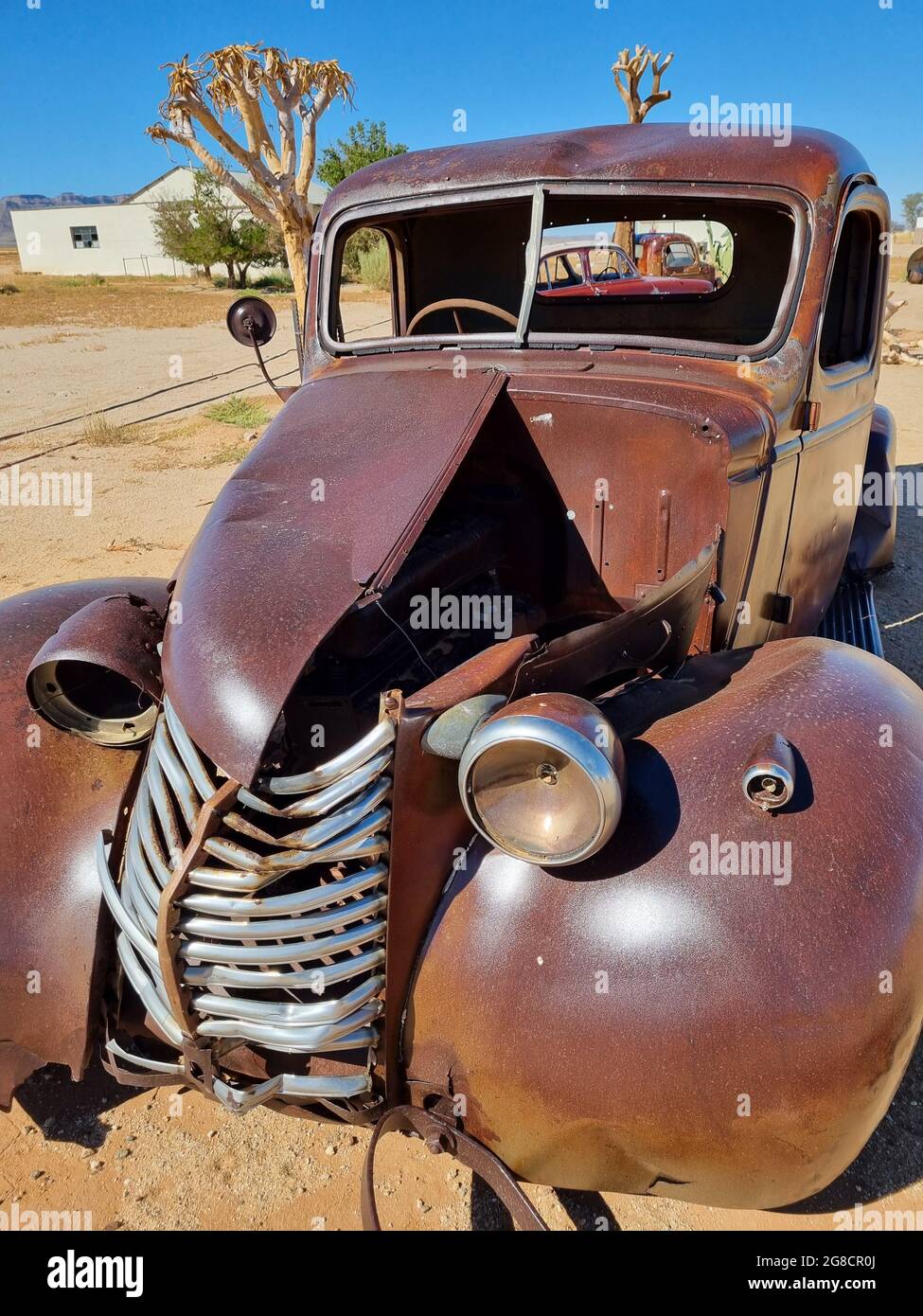 Old broken vintage car thrown in a desert Stock Photo - Alamy