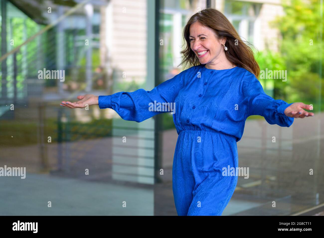 Greeting with open arms hi-res stock photography and images - Alamy