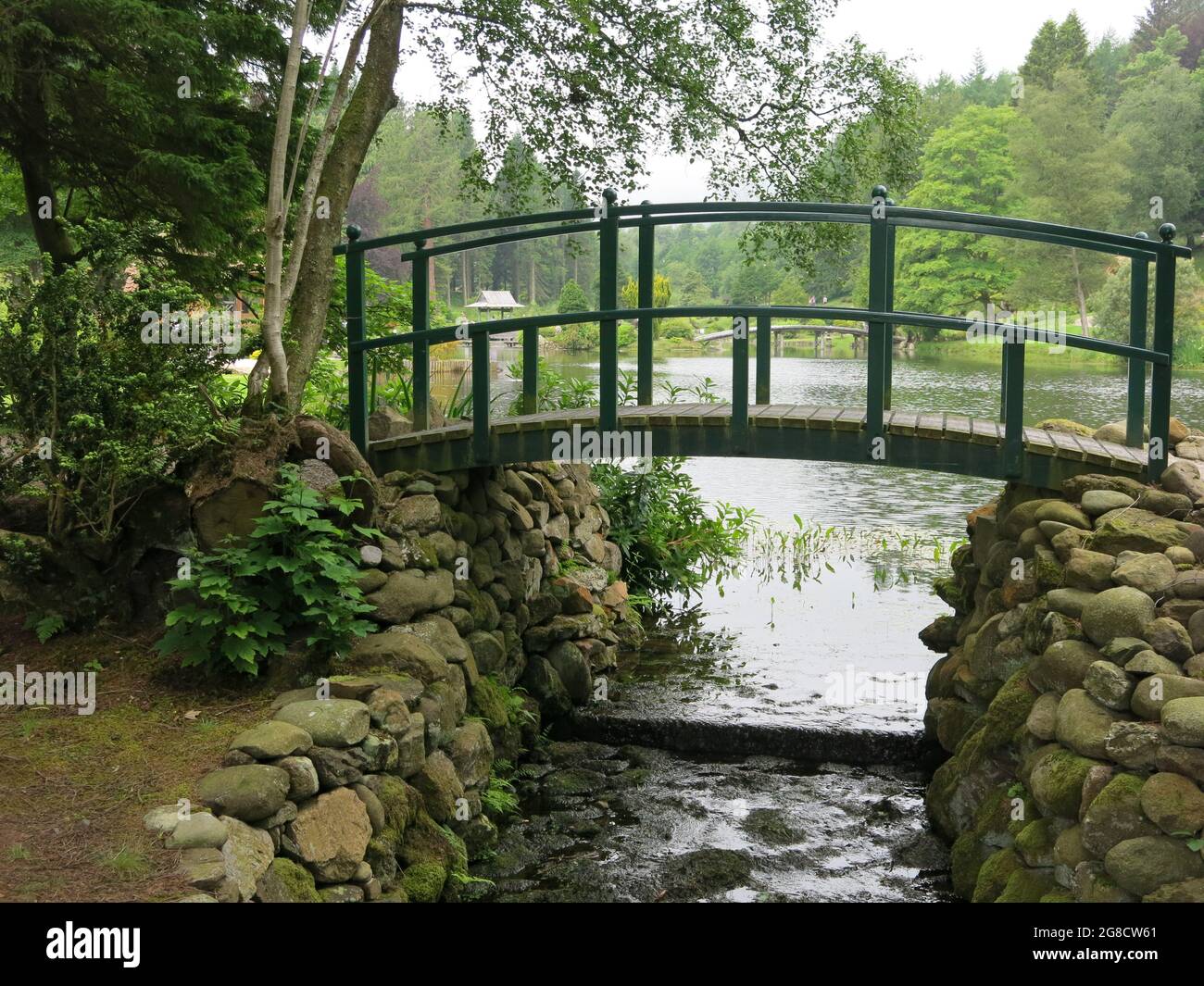 A lake, winding paths, specimen trees and Japanese style bridges ...