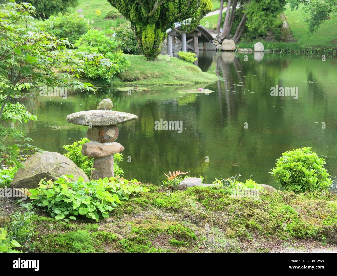 A lake, winding paths, specimen trees and Japanese style bridges ...
