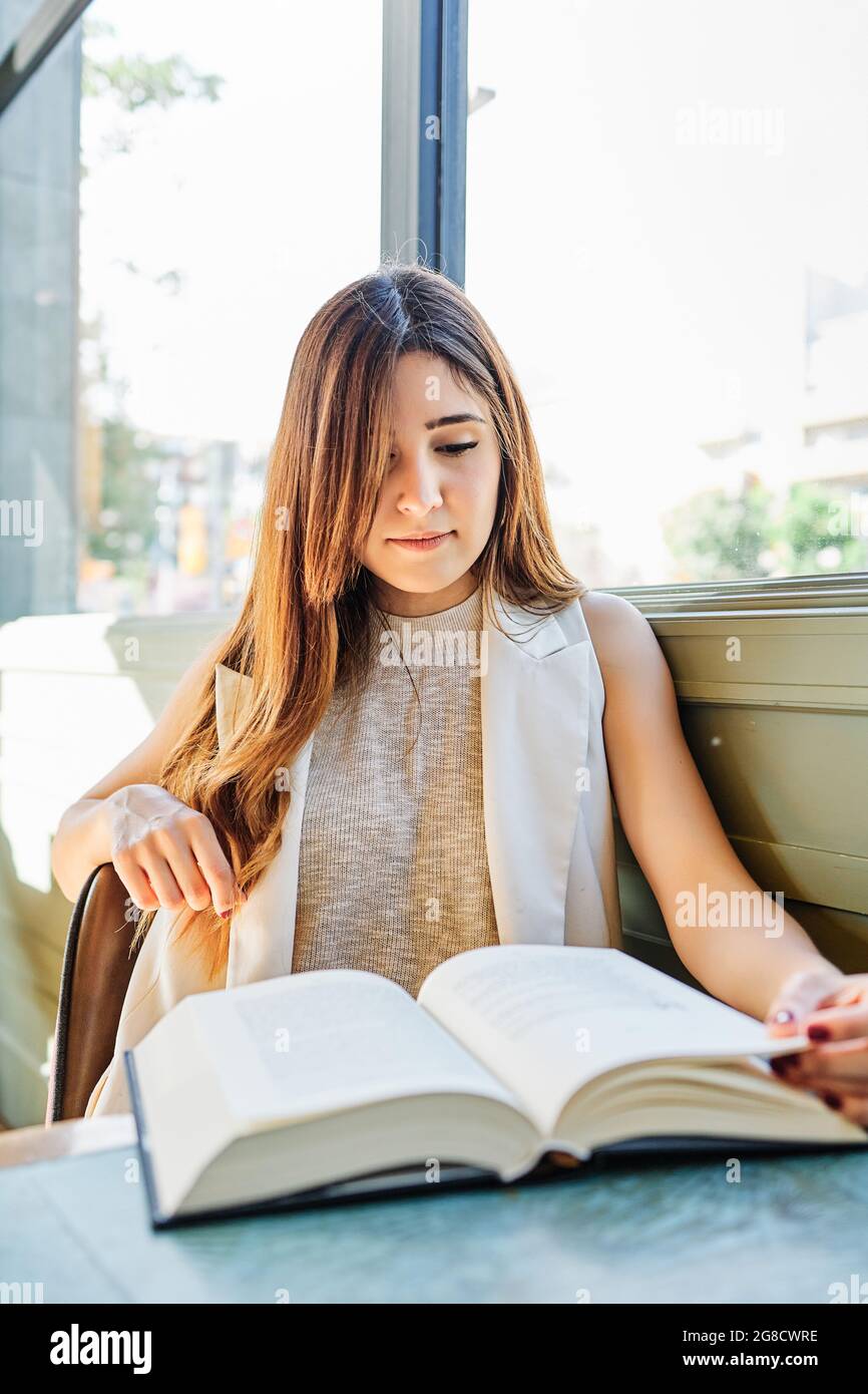 Woman coffee shop read hi-res stock photography and images - Alamy