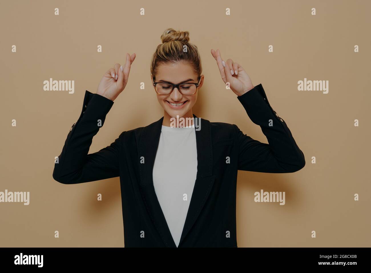Crossed fingers woman hi-res stock photography and images - Alamy