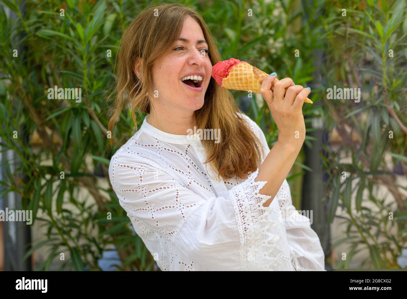Singing woman hi-res stock photography and images - Alamy