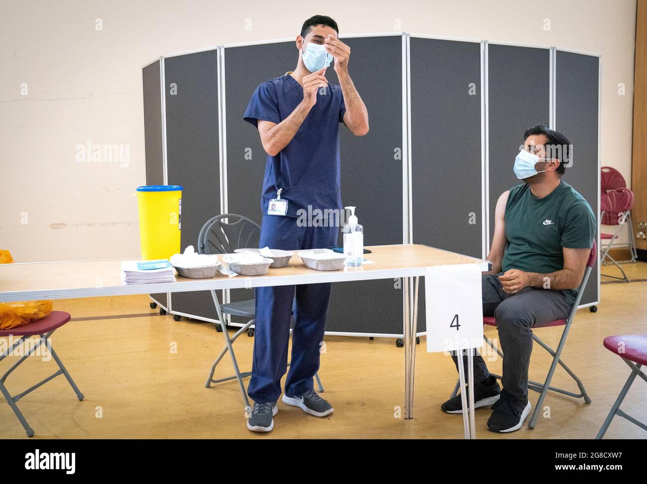 Vaccinator hi-res stock photography and images - Alamy