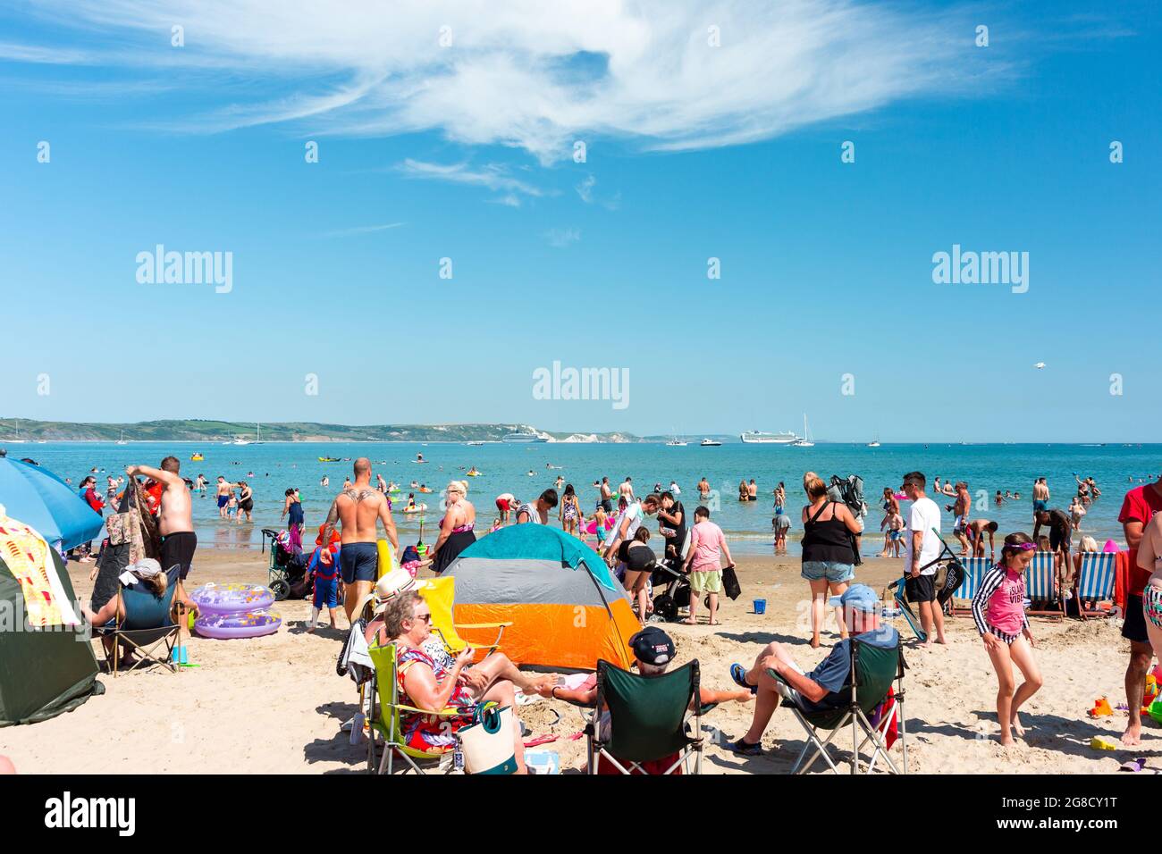 Crowdy beach in Weymouth. Tourists enjoy hot weather Stock Photo - Alamy