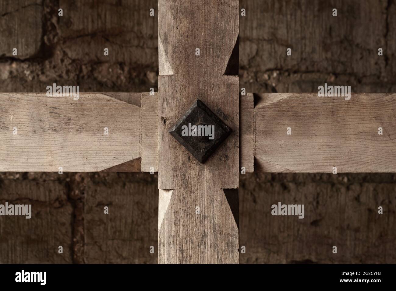 Old wooden house details. Cross connection of girders Stock Photo - Alamy