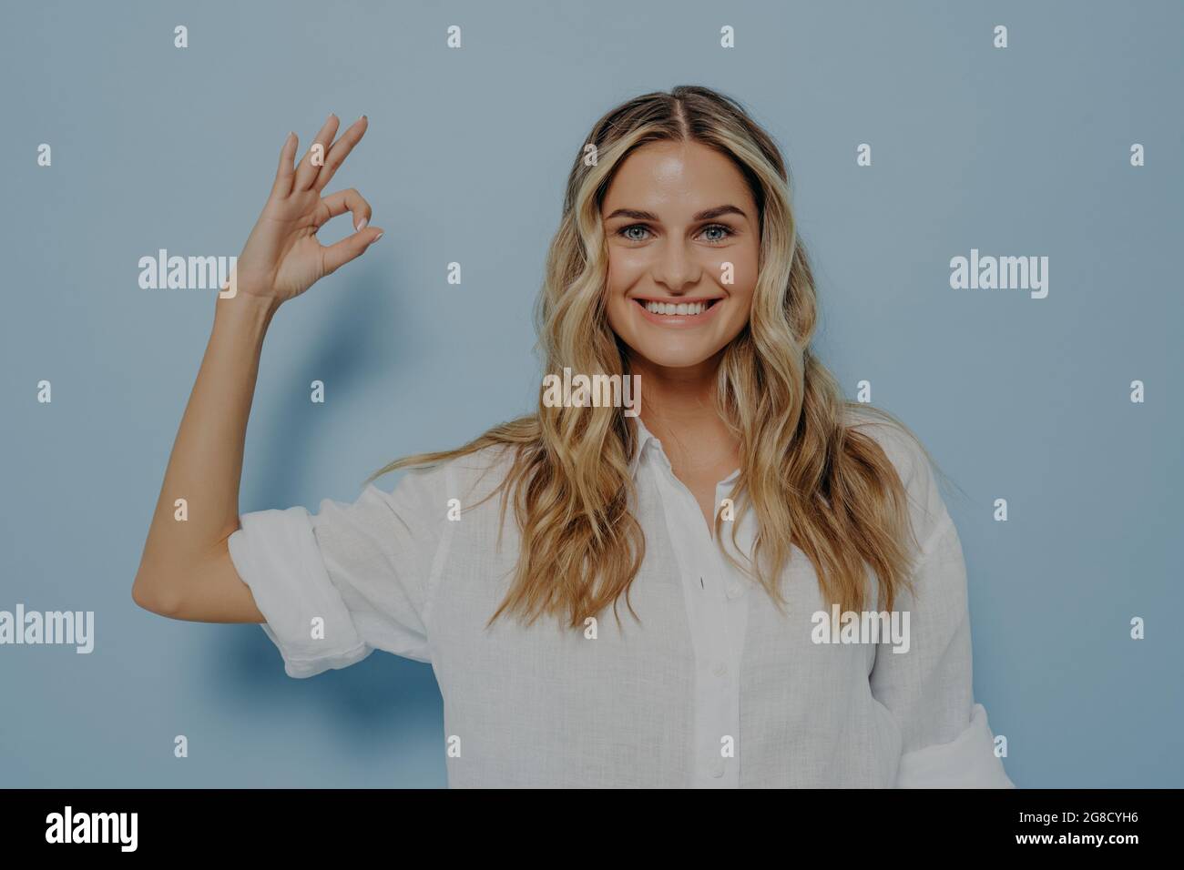 Woman smiling face forward hi-res stock photography and images - Alamy