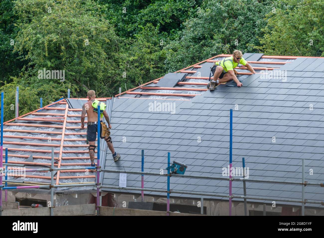 Roofer at work Stock Photo - Alamy