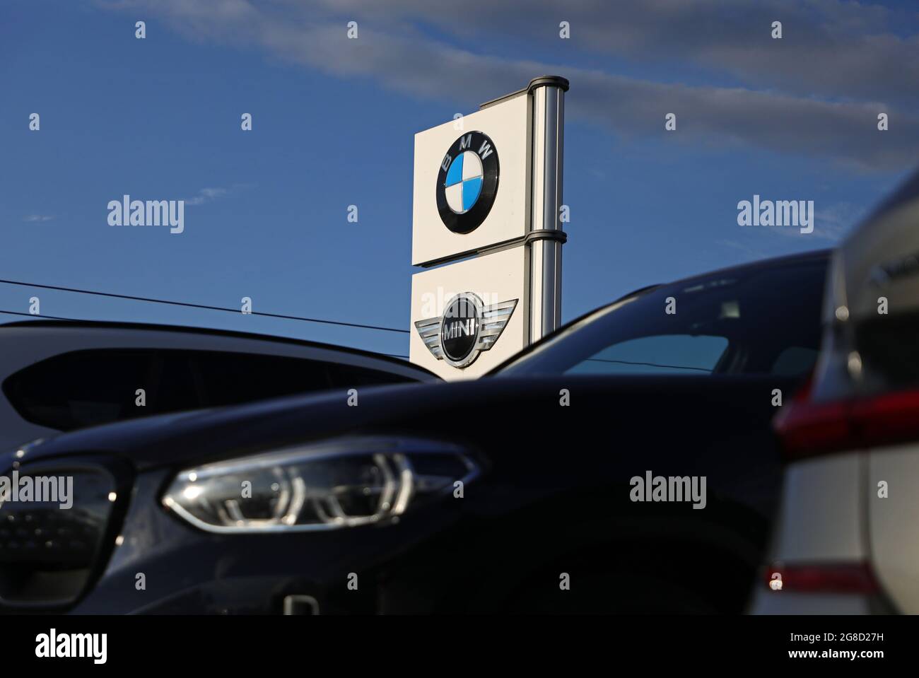 Bmw dealership sign hi-res stock photography and images - Alamy