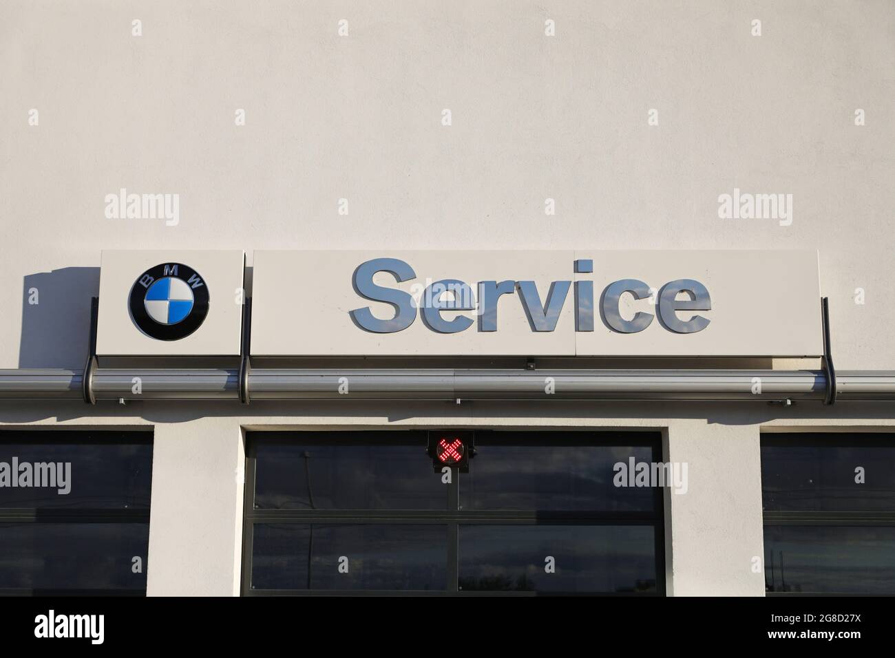 BMW service at a BMW car dealership Stock Photo - Alamy
