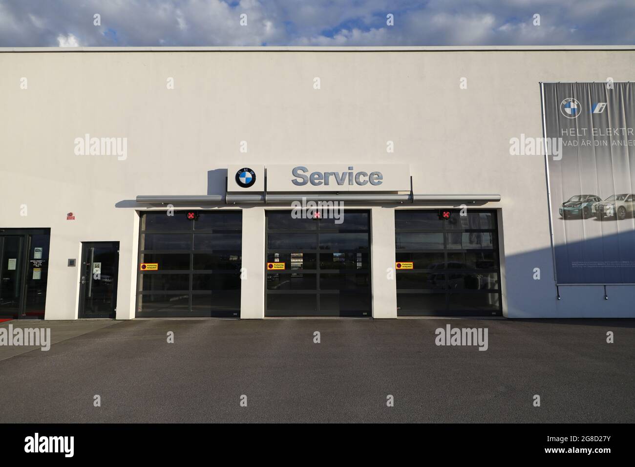 BMW service at a BMW car dealership Stock Photo - Alamy