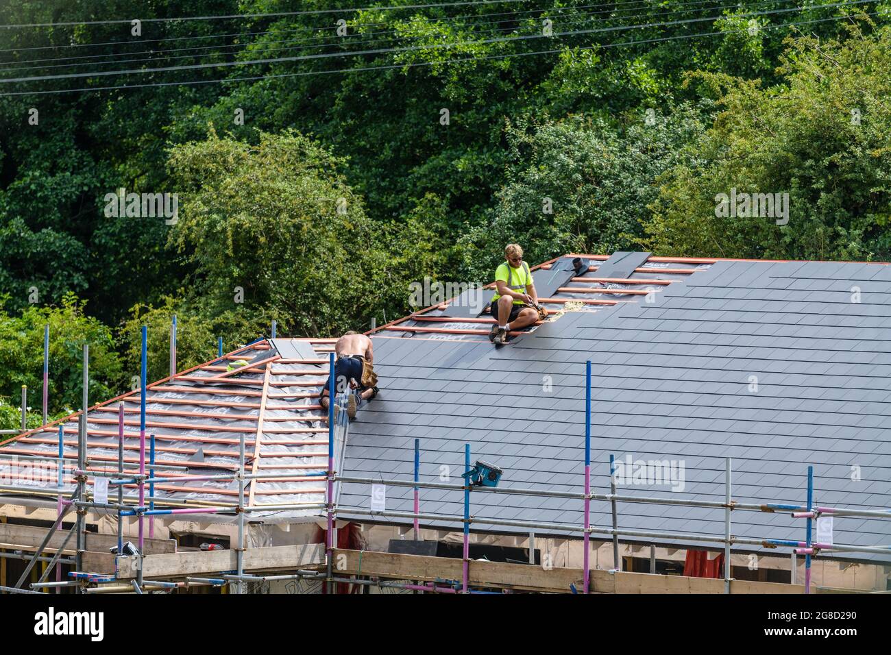 Working on new build roof hi-res stock photography and images - Alamy